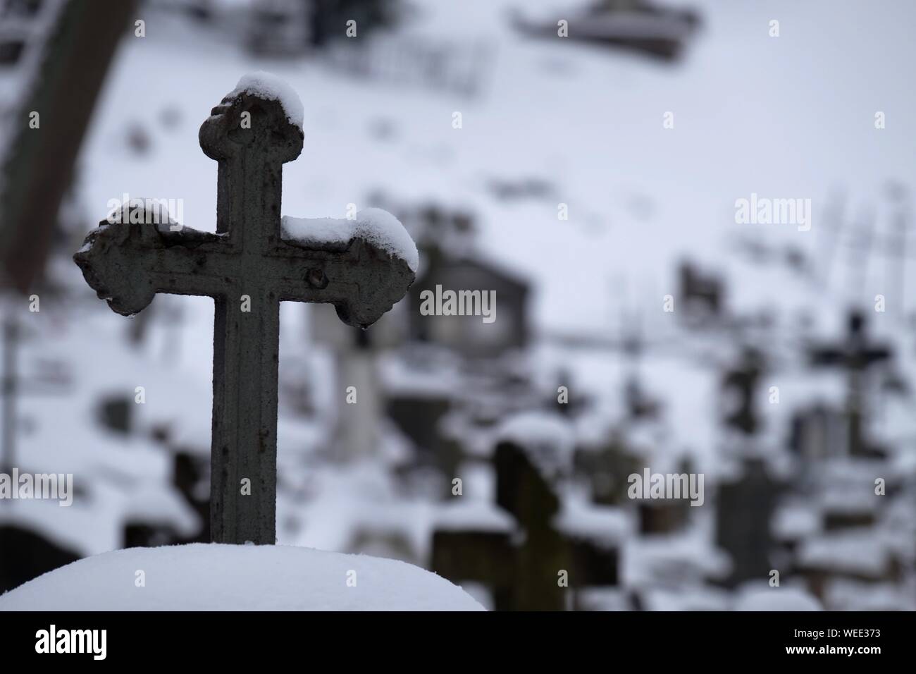 Cross on cemetery hi-res stock photography and images - Alamy