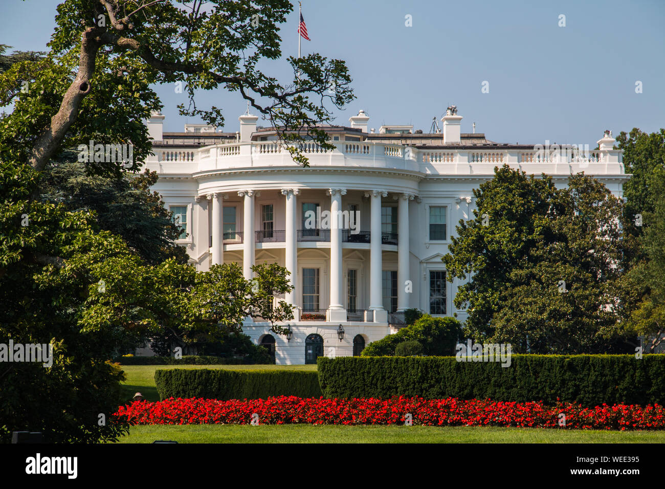 White house front facade hi-res stock photography and images - Alamy