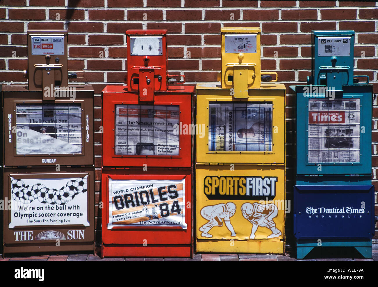 Newspaper vending machines hi-res stock photography and images - Alamy