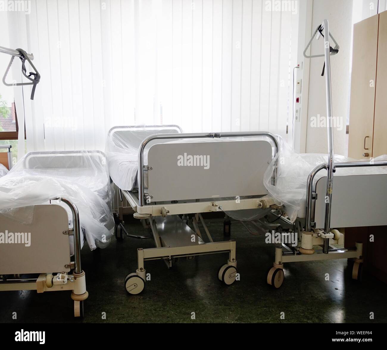 The empty hospital bed in the room hi-res stock photography and images ...