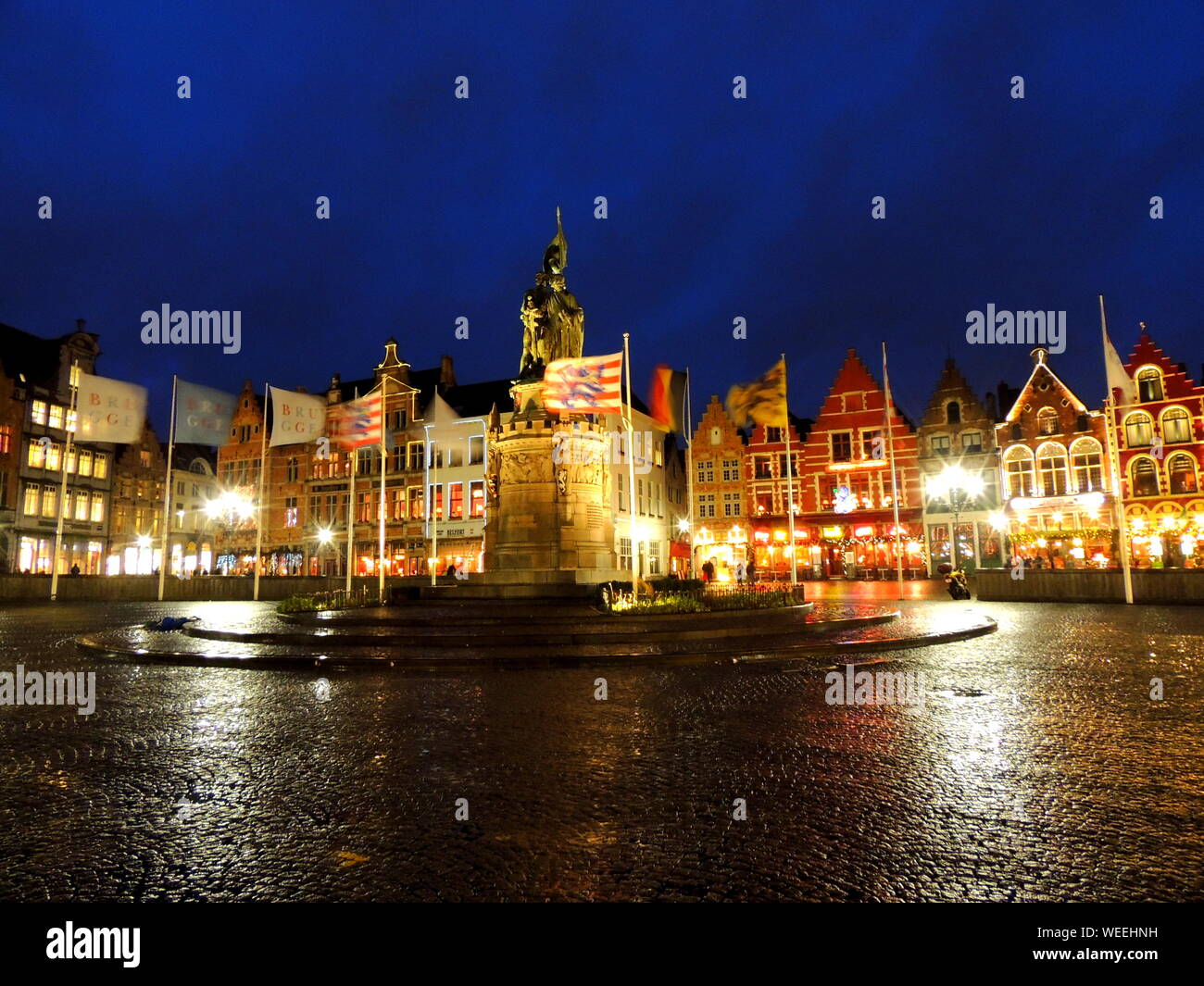 Town square sculpture hi-res stock photography and images - Alamy