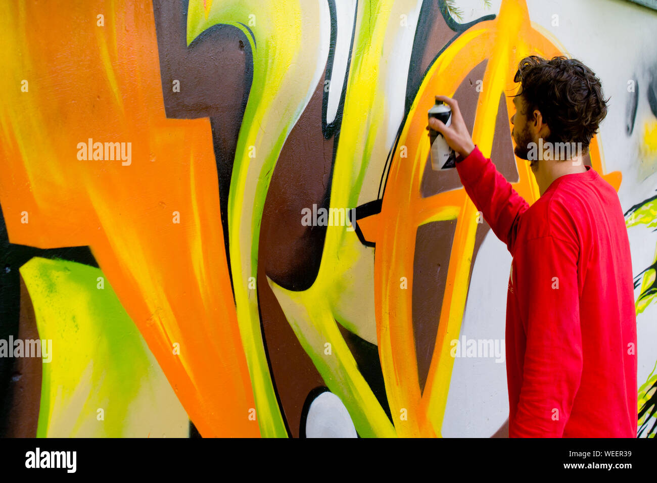 Men standing graffiti wall hi-res stock photography and images - Alamy