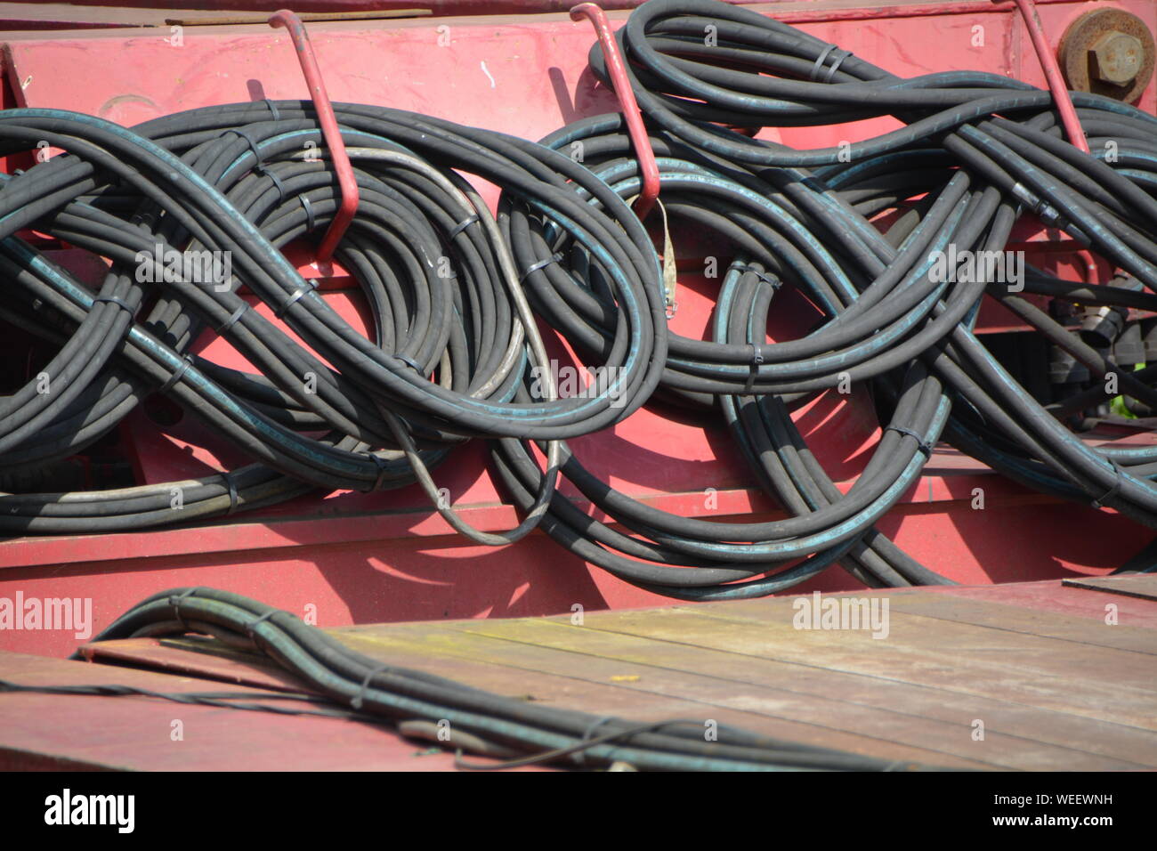 Red and black wires hi-res stock photography and images - Alamy