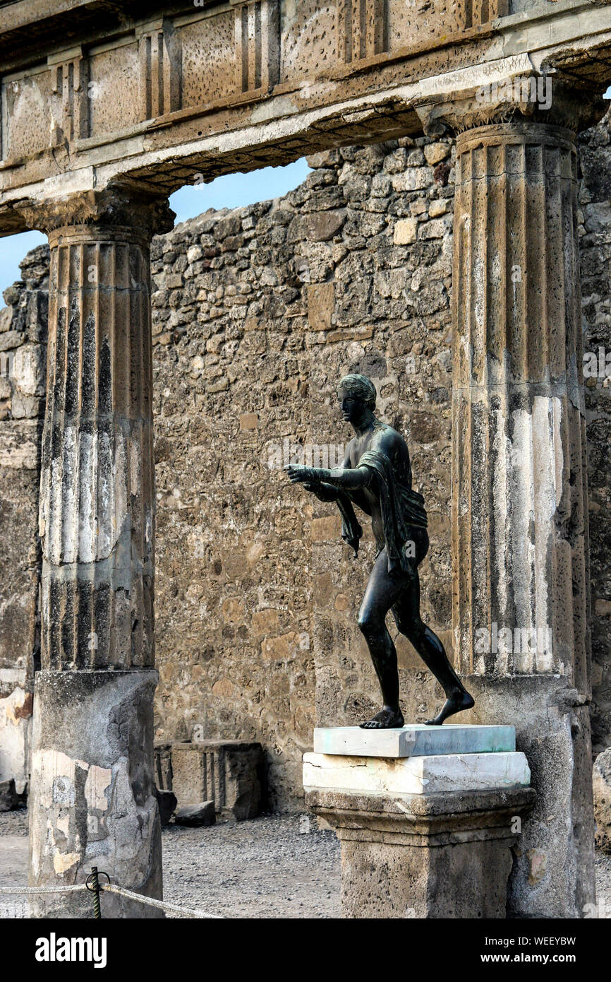 Ruined statue hi-res stock photography and images - Alamy