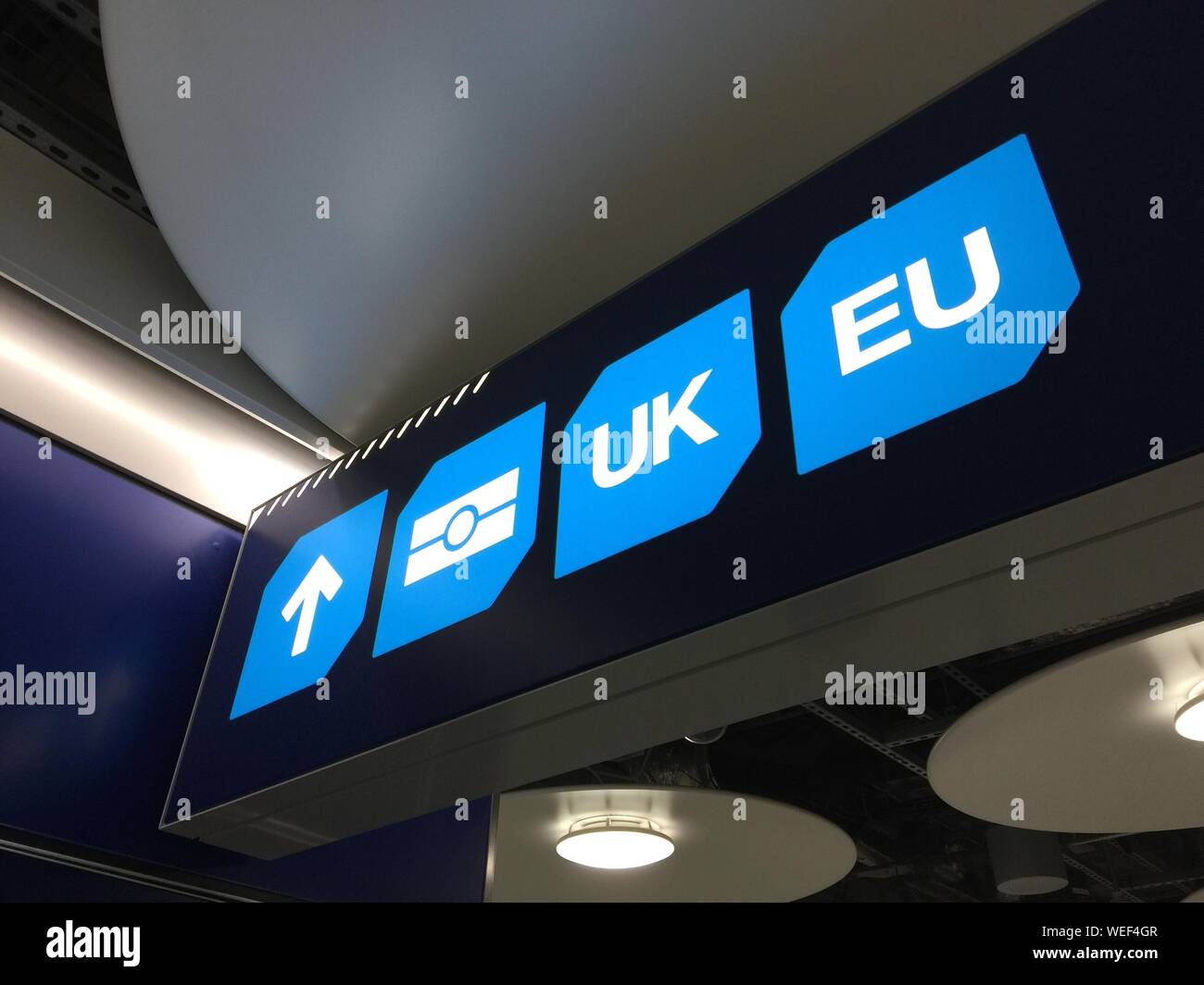 Airport sign board hi-res stock photography and images - Alamy