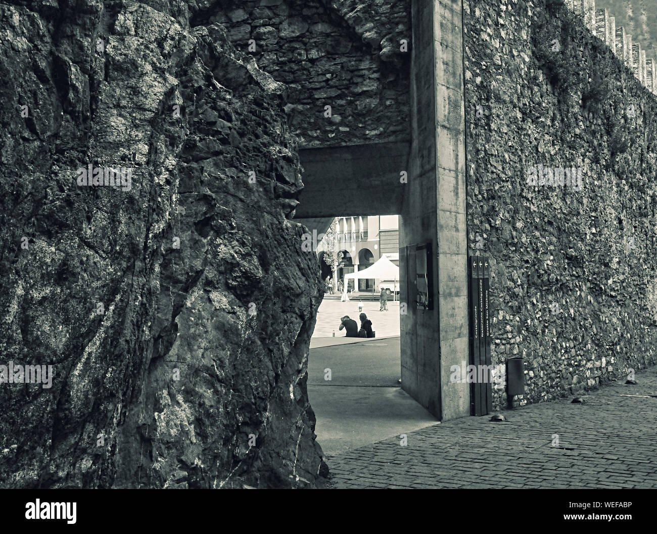 Two people sitting on wall hi-res stock photography and images - Alamy