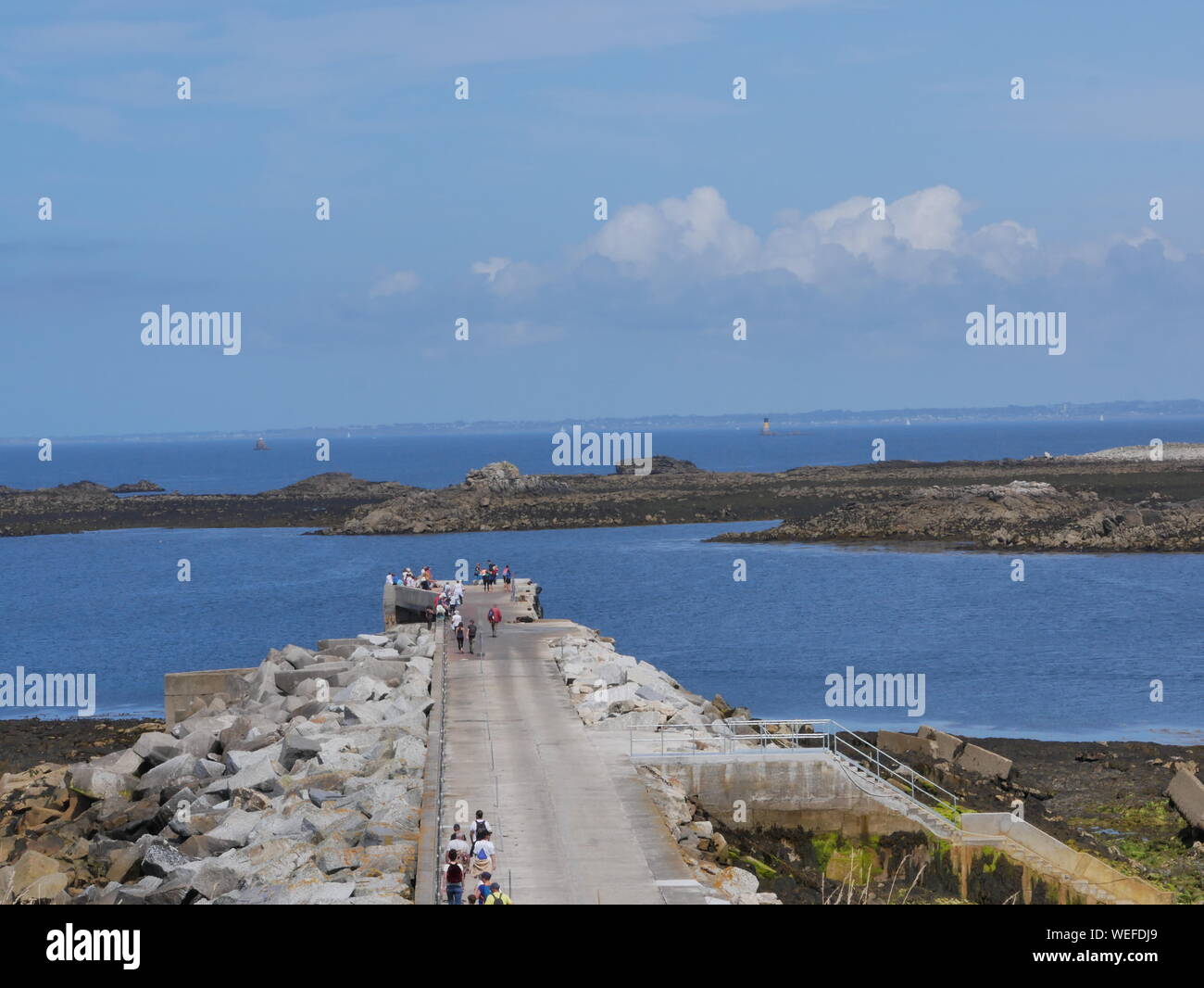 l'île de molène et son merveilleux port et ses bateaux multicolors et ...