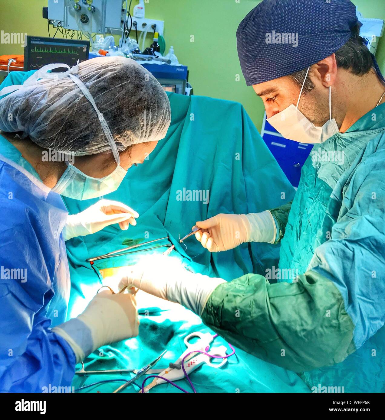 Doctors in the operating room hi-res stock photography and images - Alamy