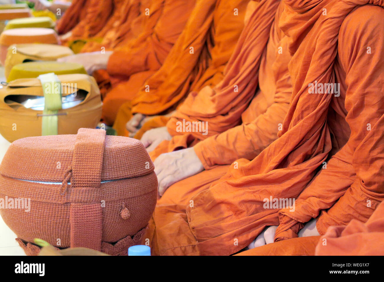 Row of monks praying hi-res stock photography and images - Alamy