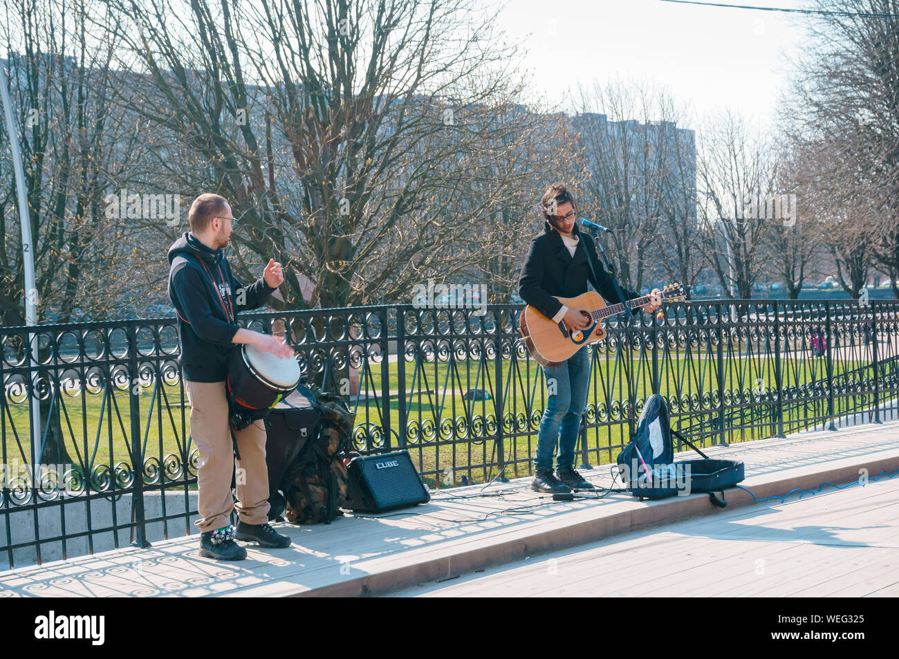 street musicians on the bridge, percussionist and guitarist ...