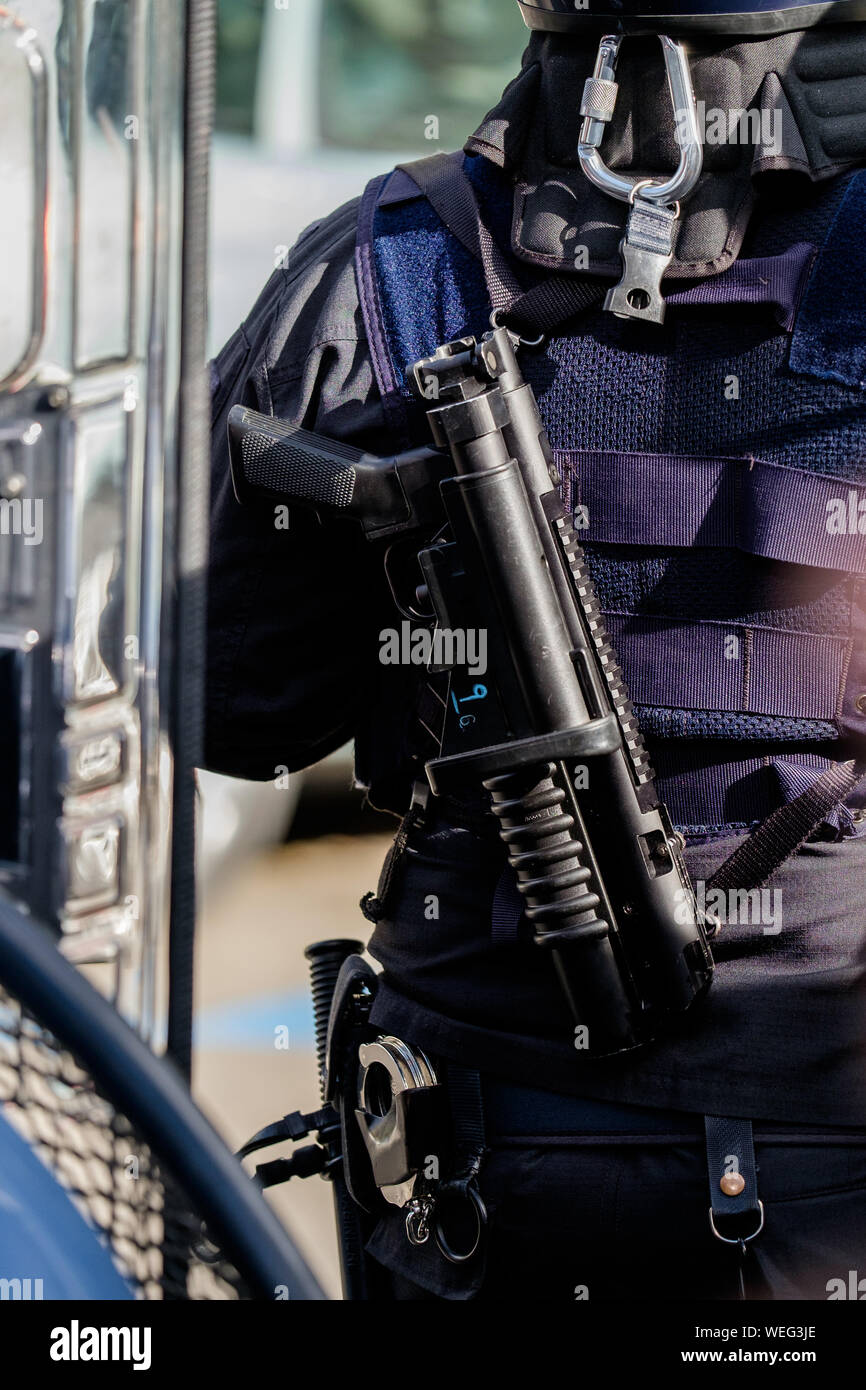 Police with gun hi-res stock photography and images - Alamy