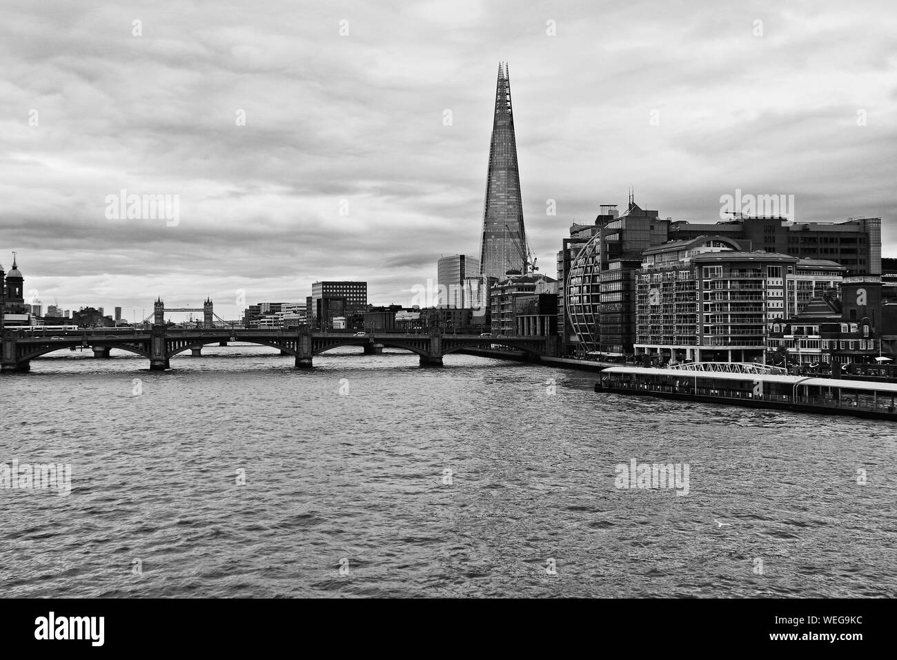 Londond famous bridges hi-res stock photography and images - Alamy