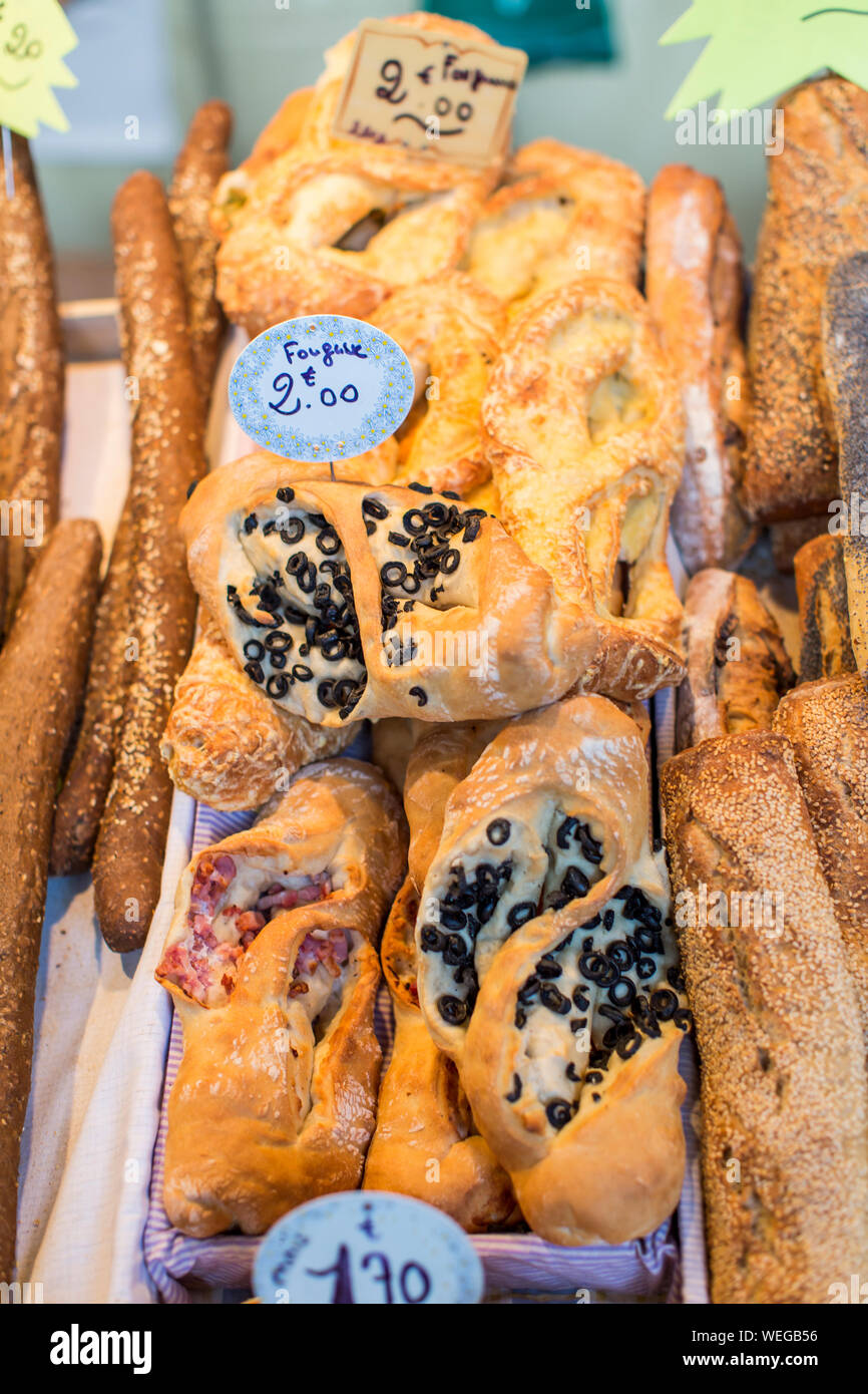 Bread in a bread shop in Paris, France Stock Photo - Alamy