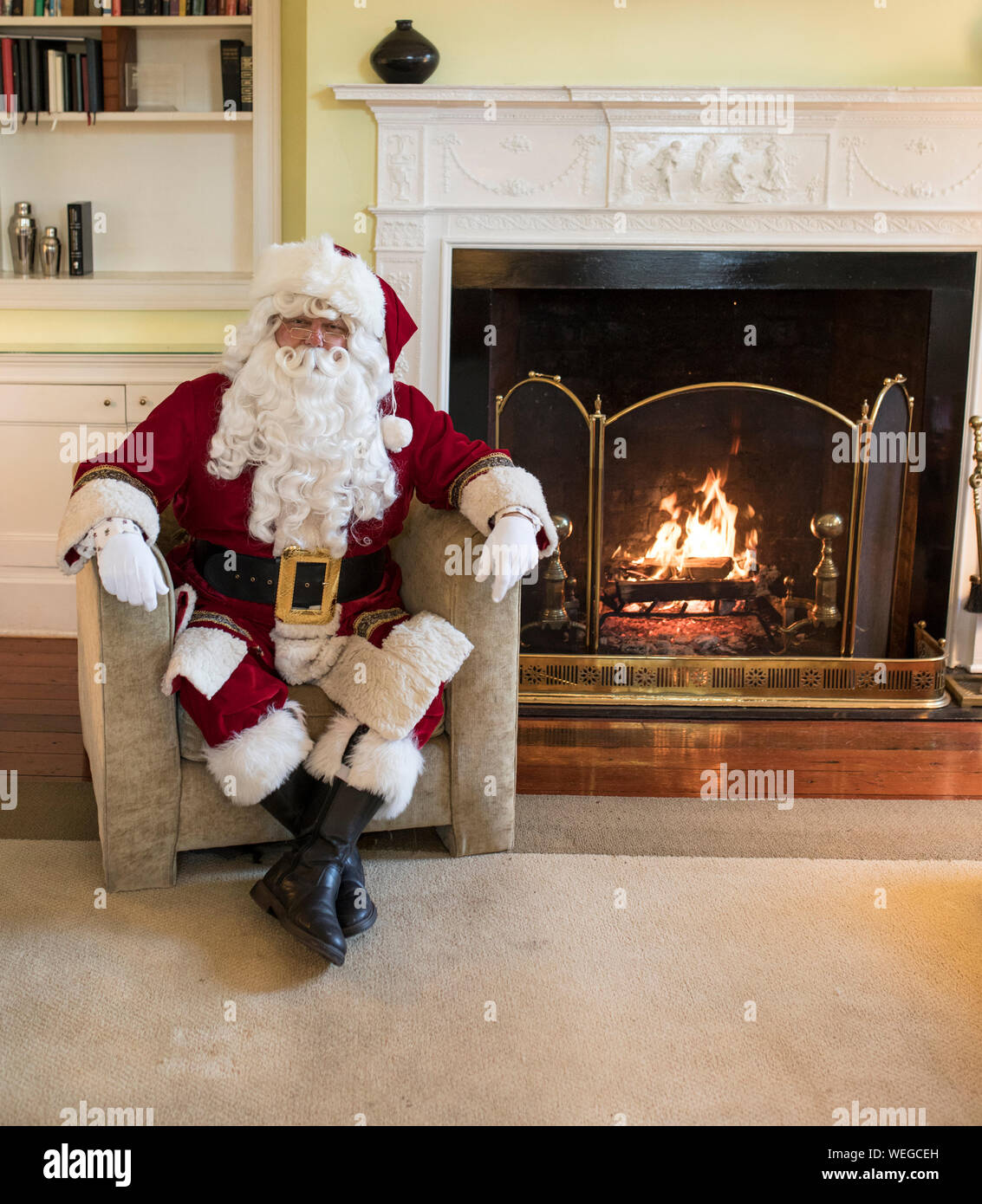 Santa claus by the fireplace hi-res stock photography and images - Alamy