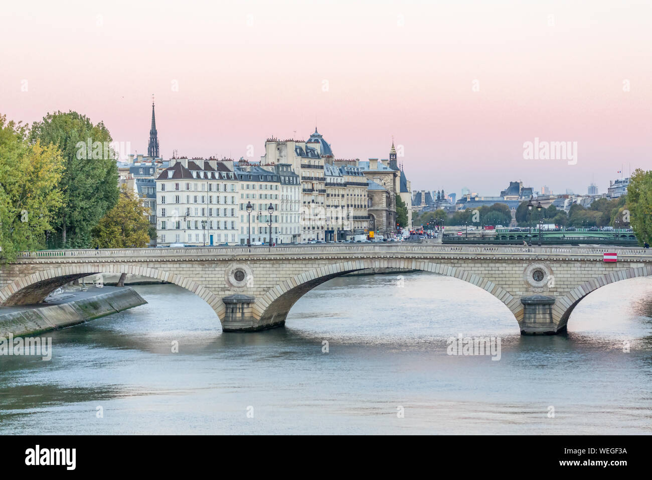 The Seine with Pont Louis Philippe, Île Saint-Louis and Seine bridges ...