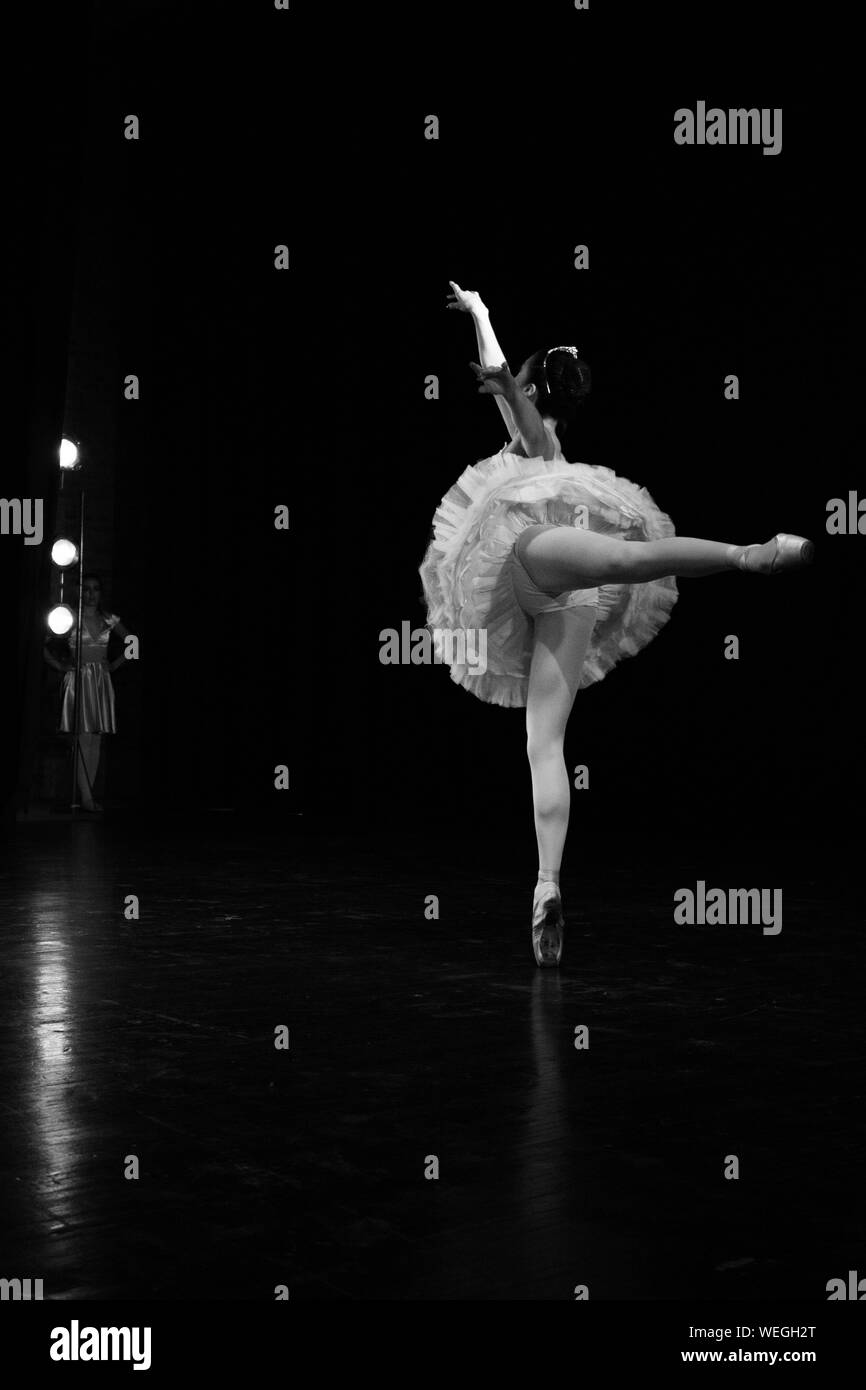 On stage dancer hi-res stock photography and images - Alamy