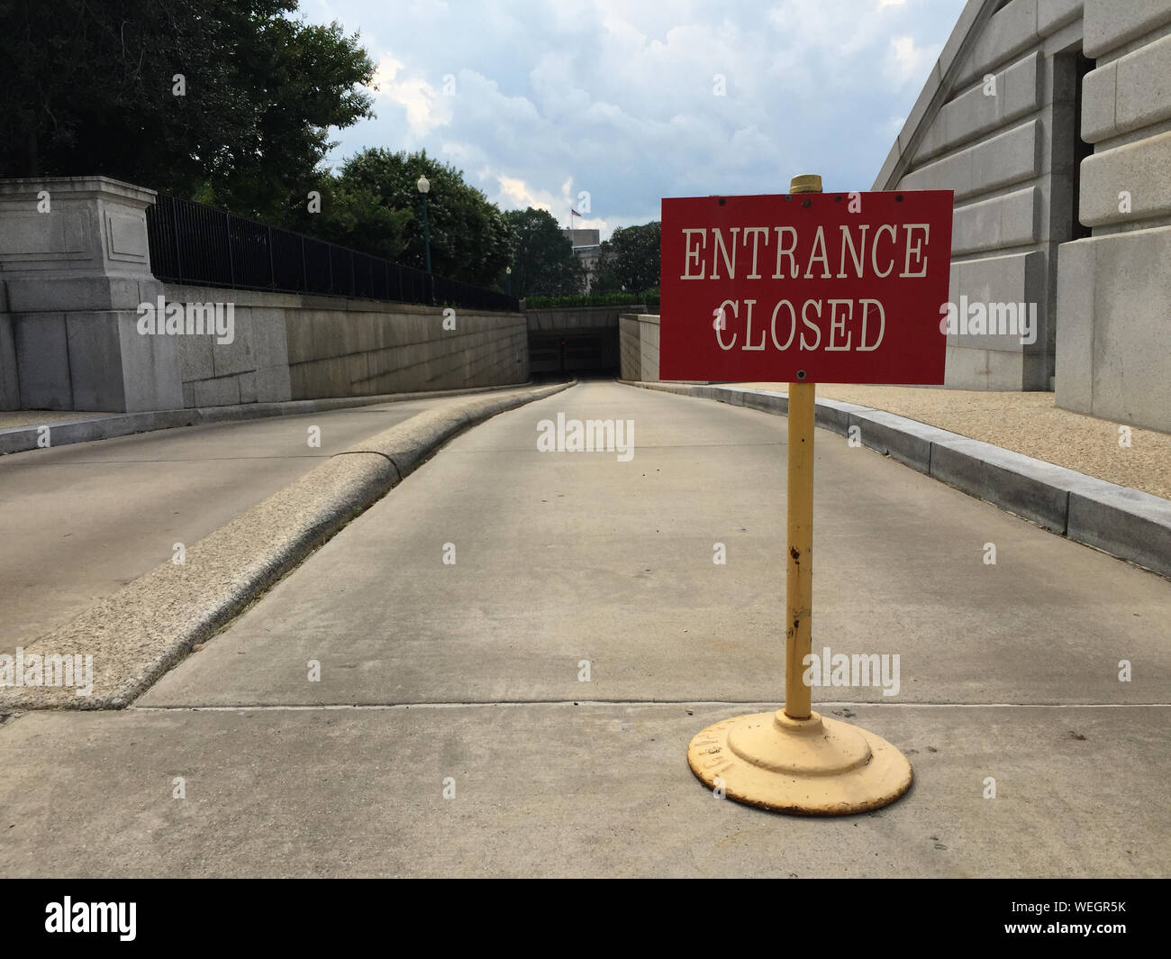 Red road closed sign hi-res stock photography and images - Alamy