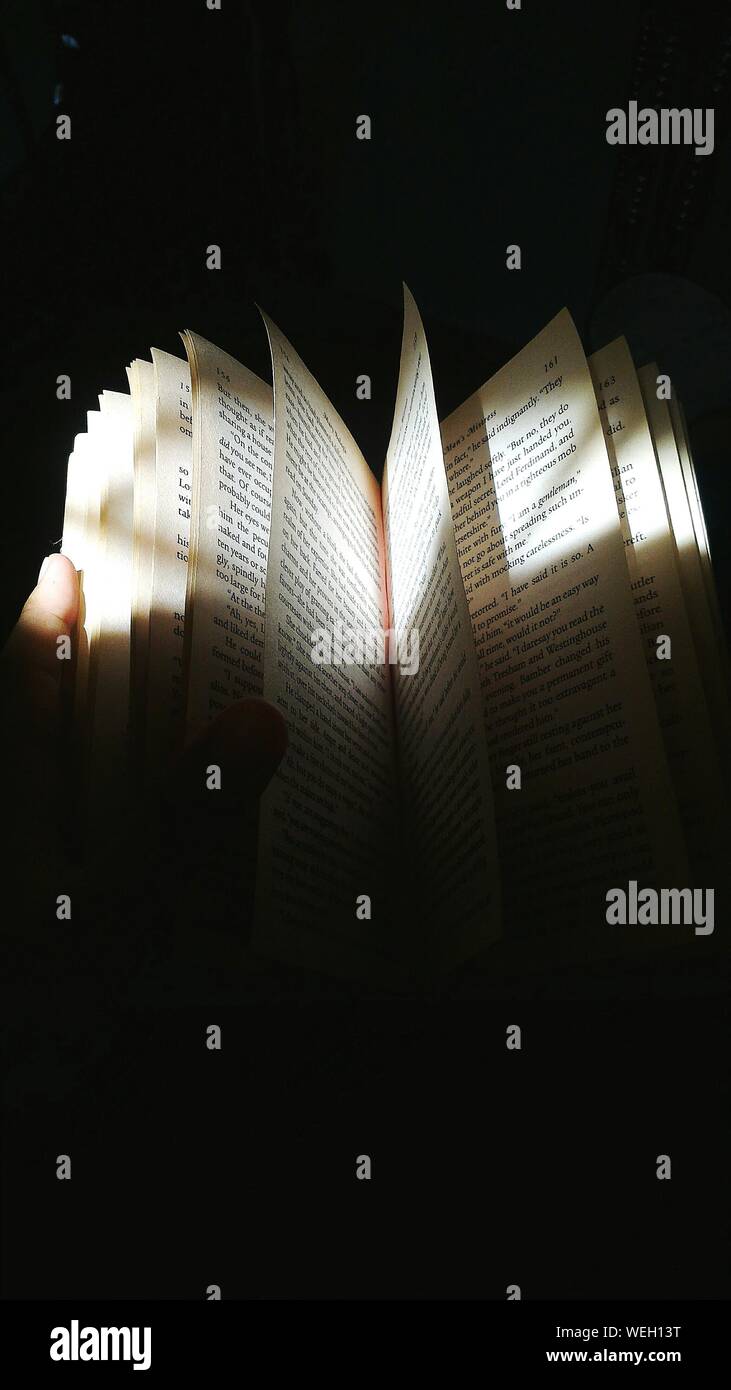 Pages book hand hi-res stock photography and images - Alamy