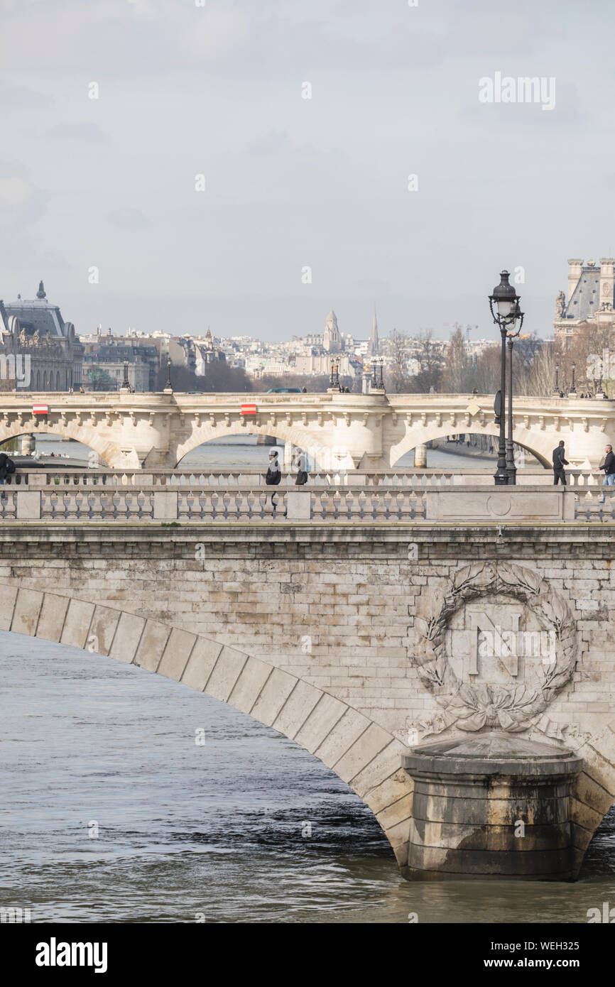 Paris pont neuf bridge lamp posts hi-res stock photography and images ...