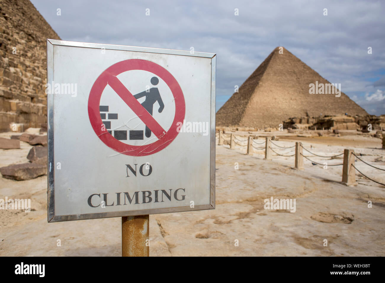 Climbing great pyramid egypt hi-res stock photography and images - Alamy