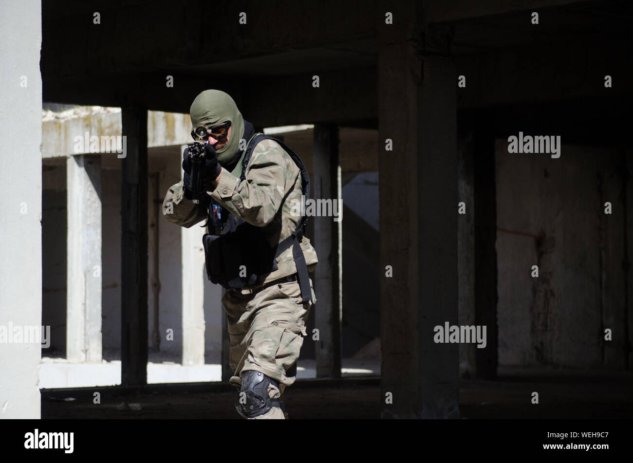Standing soldier aiming rifle hi-res stock photography and images - Alamy