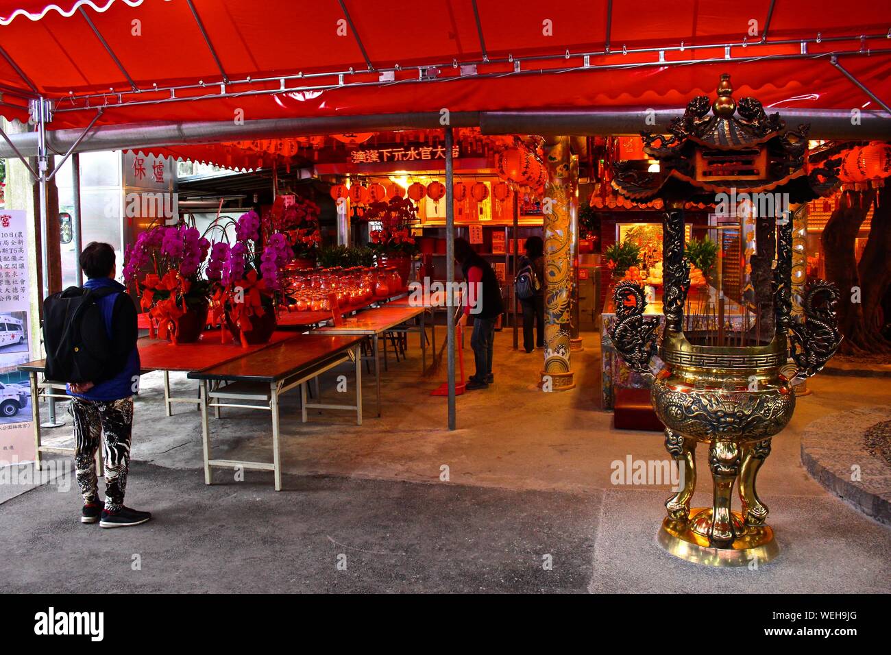 People at temple hi-res stock photography and images - Alamy