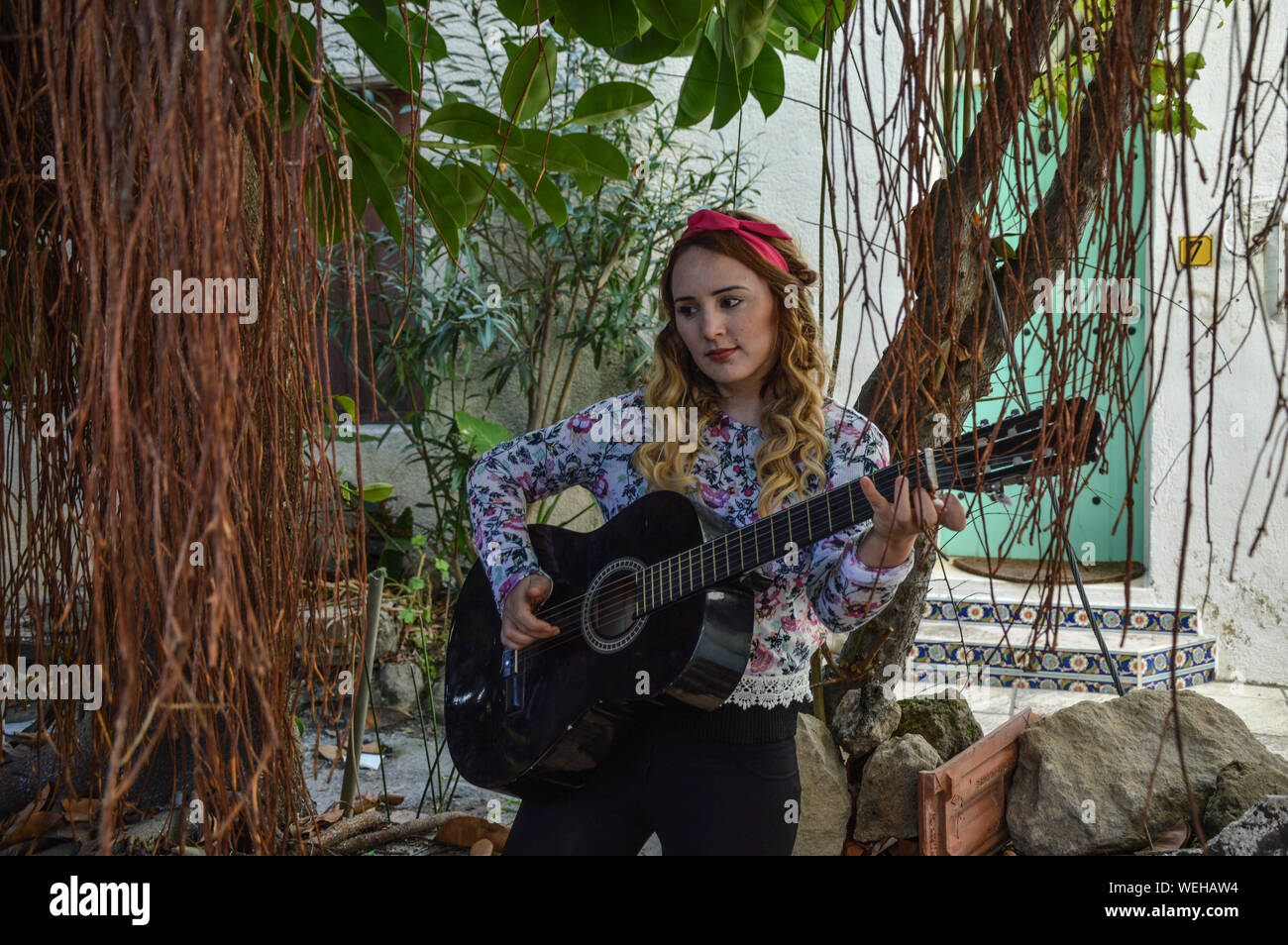 Women playing music outside hi-res stock photography and images - Alamy