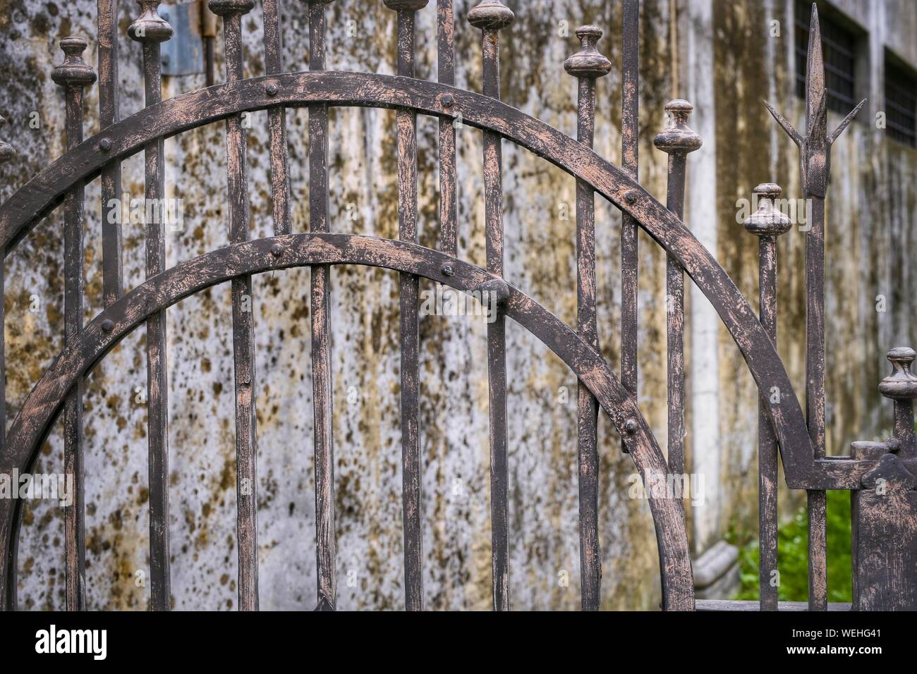 Rusty gate hi-res stock photography and images - Alamy