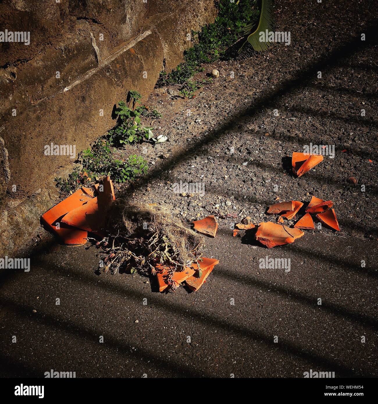 Broken pot hi-res stock photography and images - Alamy