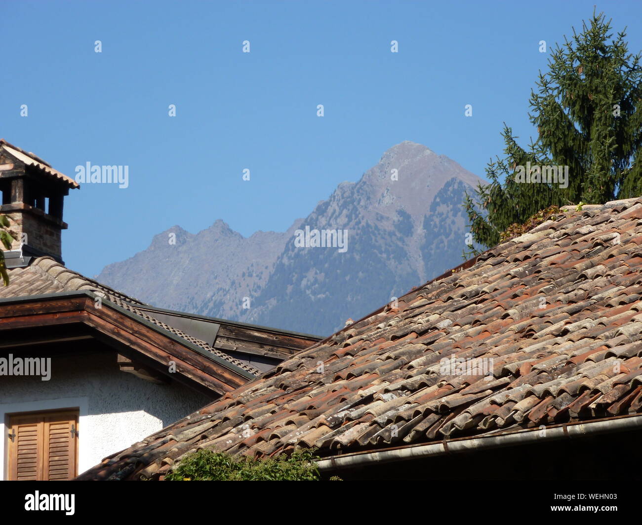 Rooftop background hi-res stock photography and images - Alamy