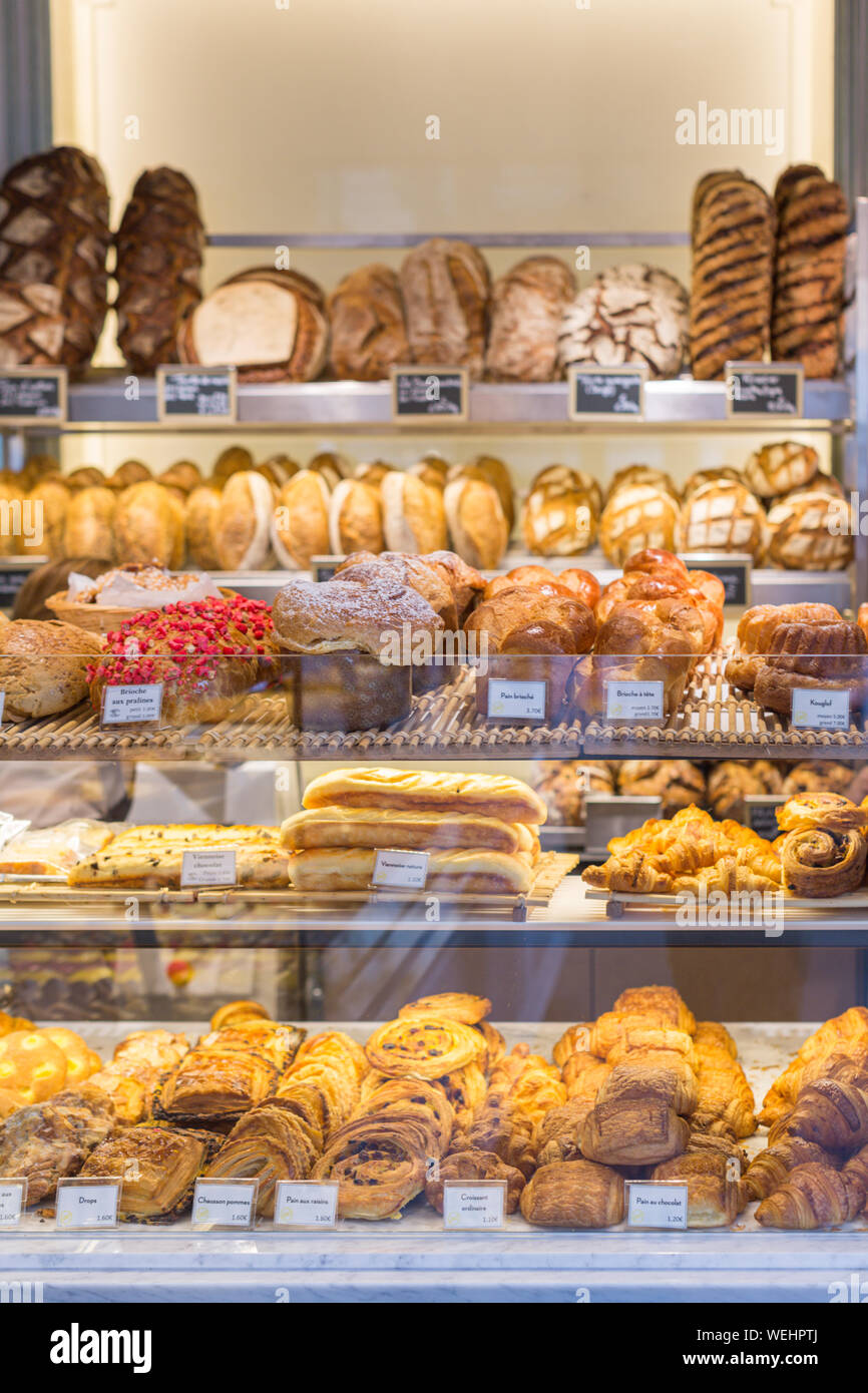 Bread in a bread shop in Paris, France Stock Photo - Alamy