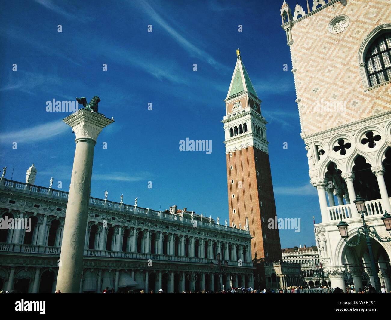 Buildings up close hi-res stock photography and images - Alamy
