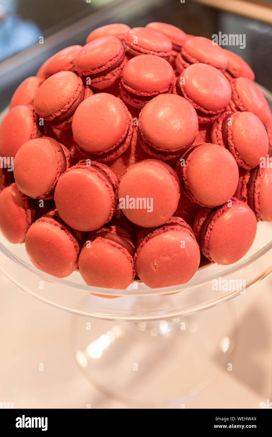Red macarons in a Paris patisserie (bakery Stock Photo - Alamy