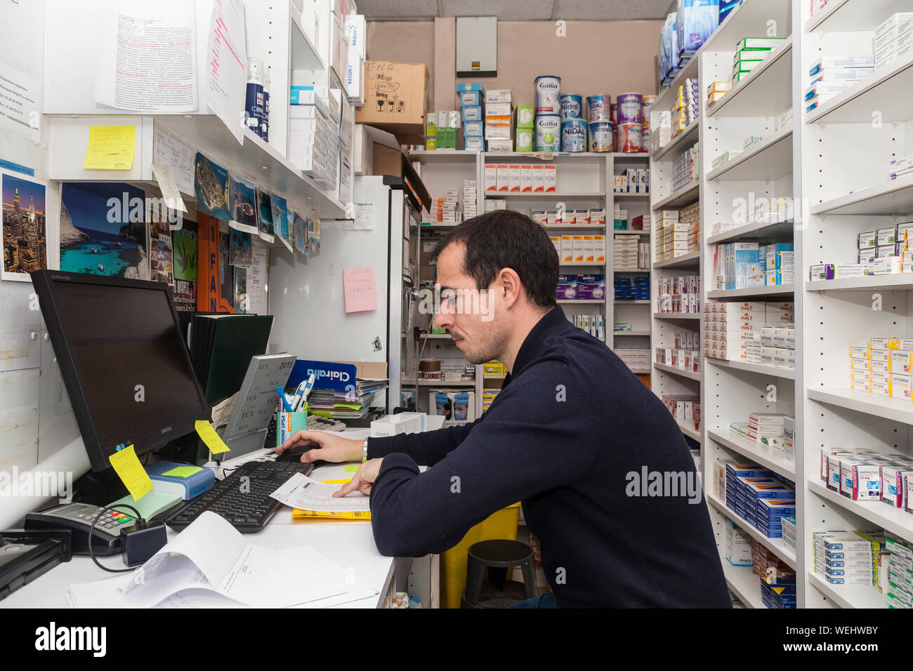 Pharmacist in hospital pharmacy hi-res stock photography and images - Alamy