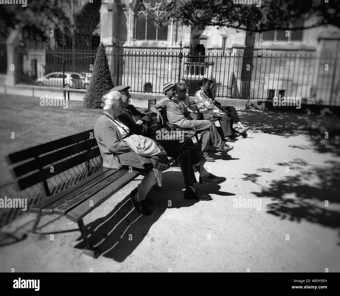 Group of people park bench hi-res stock photography and images - Alamy