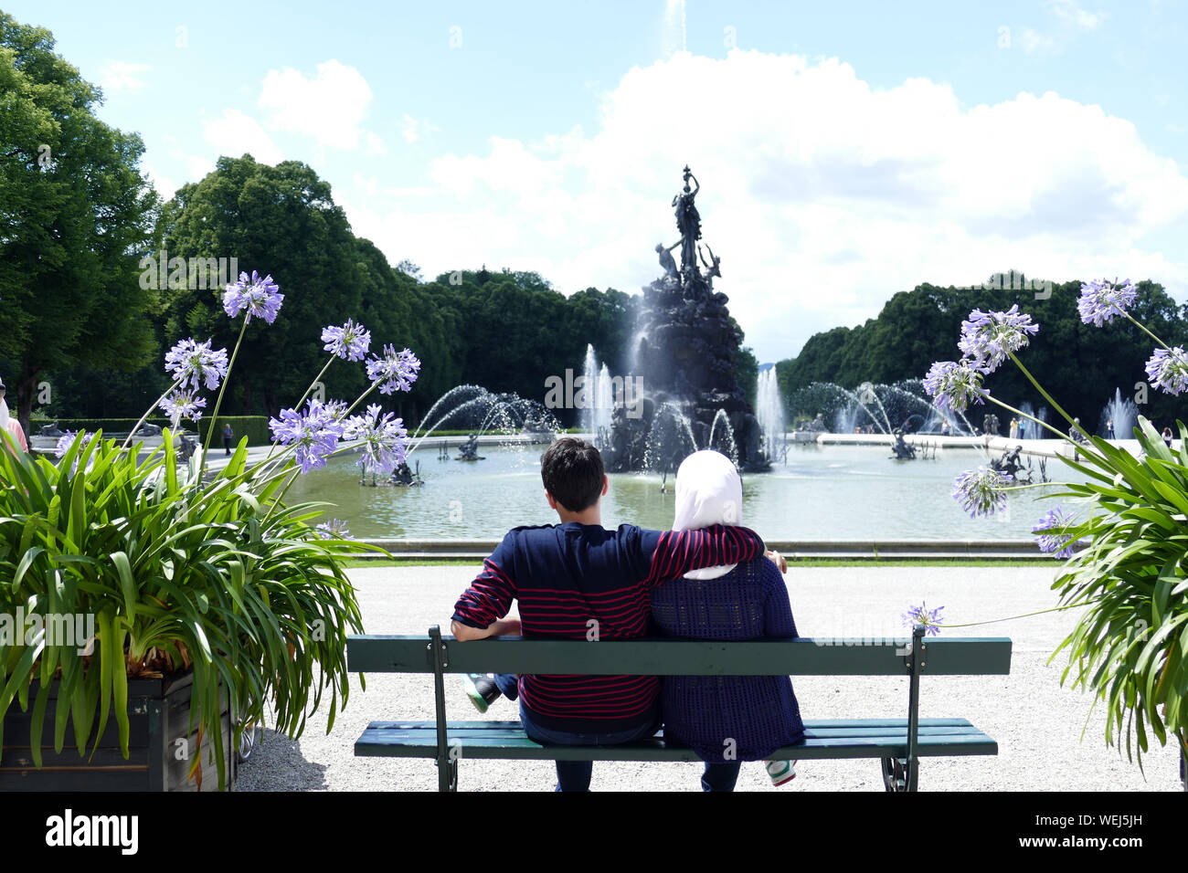 Statue of men sitting hi-res stock photography and images - Alamy