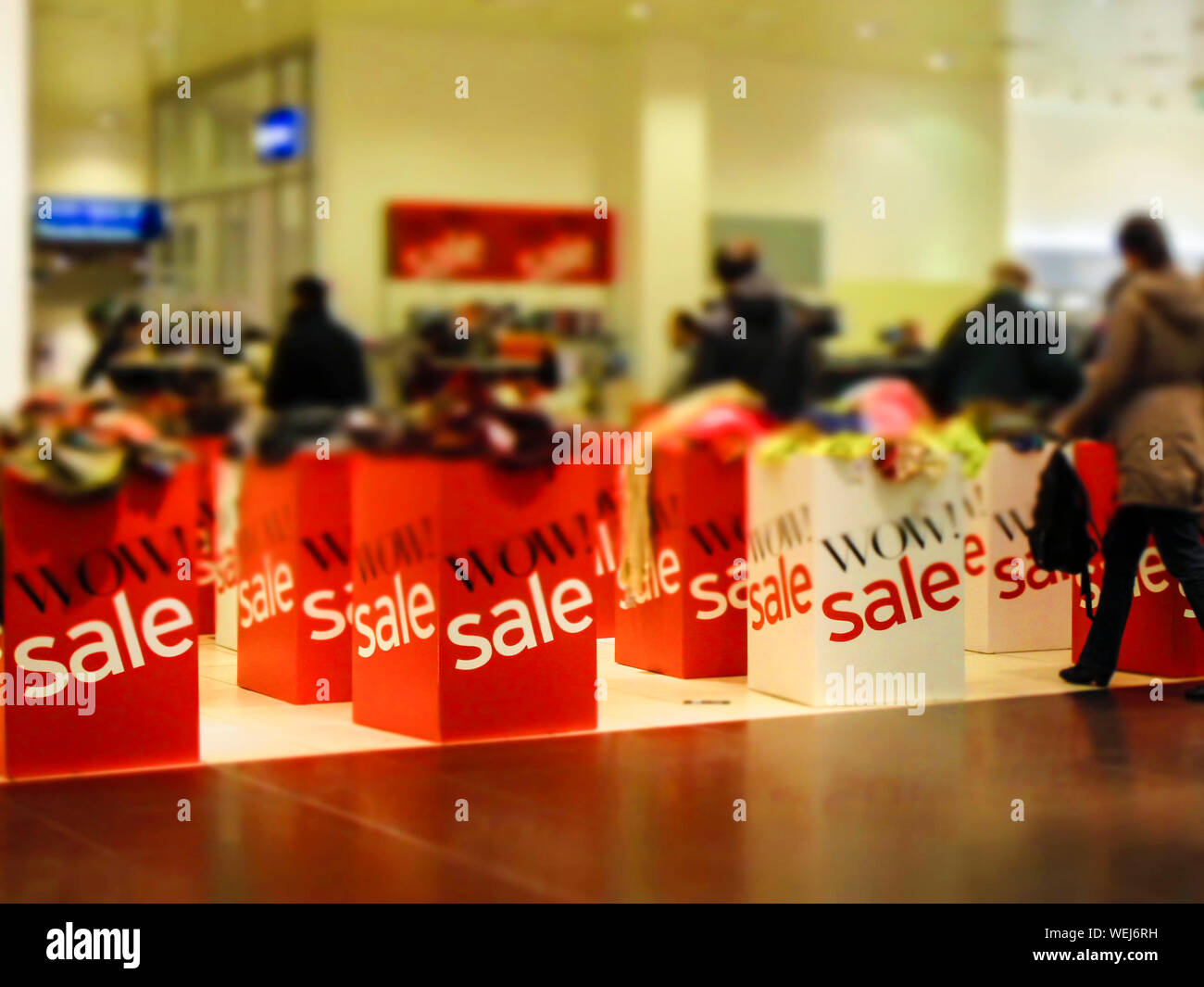 Mall sale signs hi-res stock photography and images - Alamy