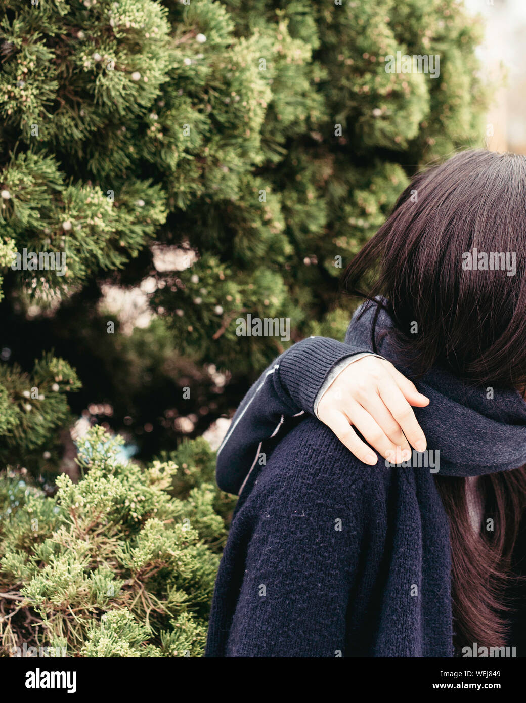 Friend with hand shoulder hi-res stock photography and images - Alamy