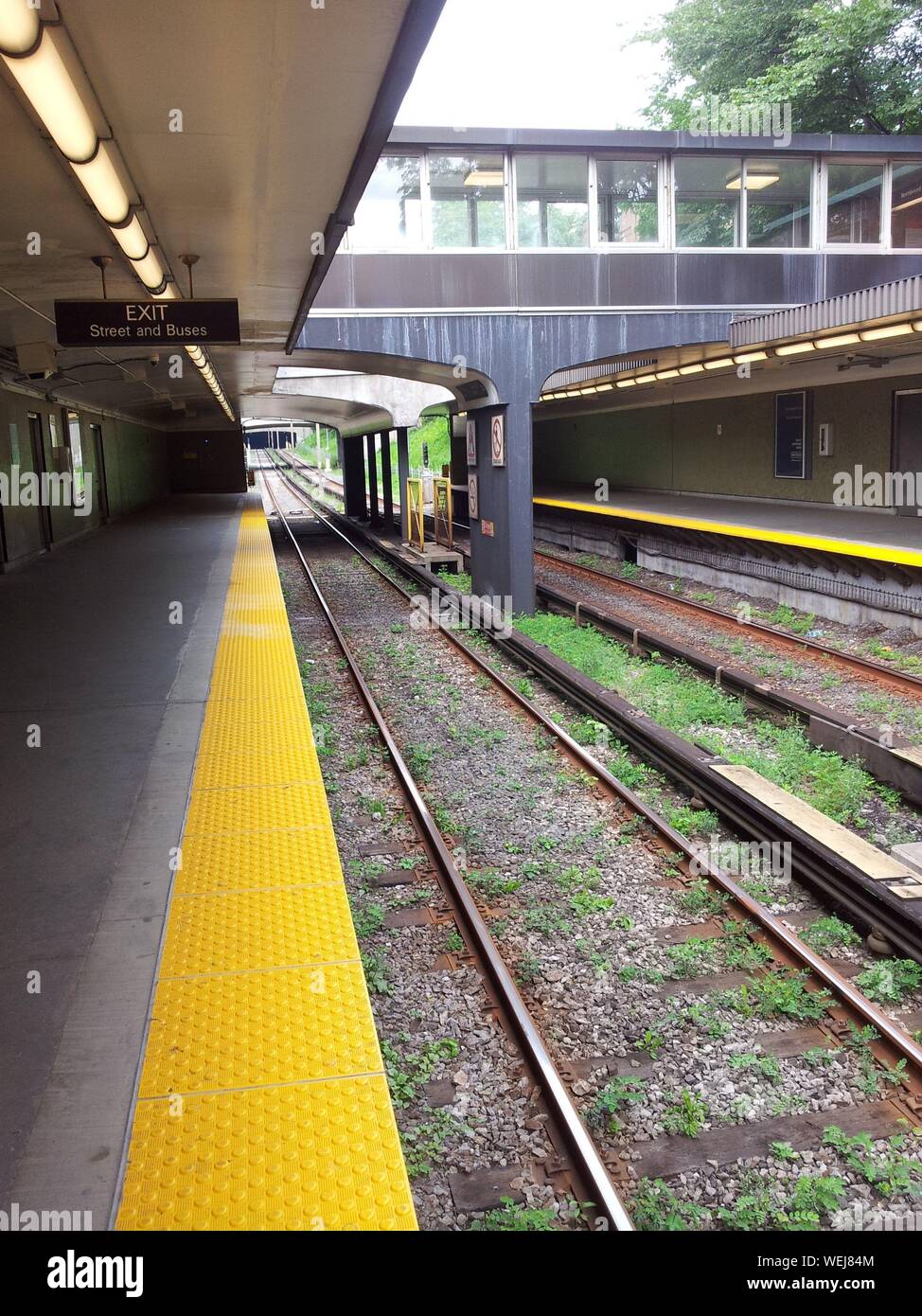 Yellow exit sign hi-res stock photography and images - Alamy