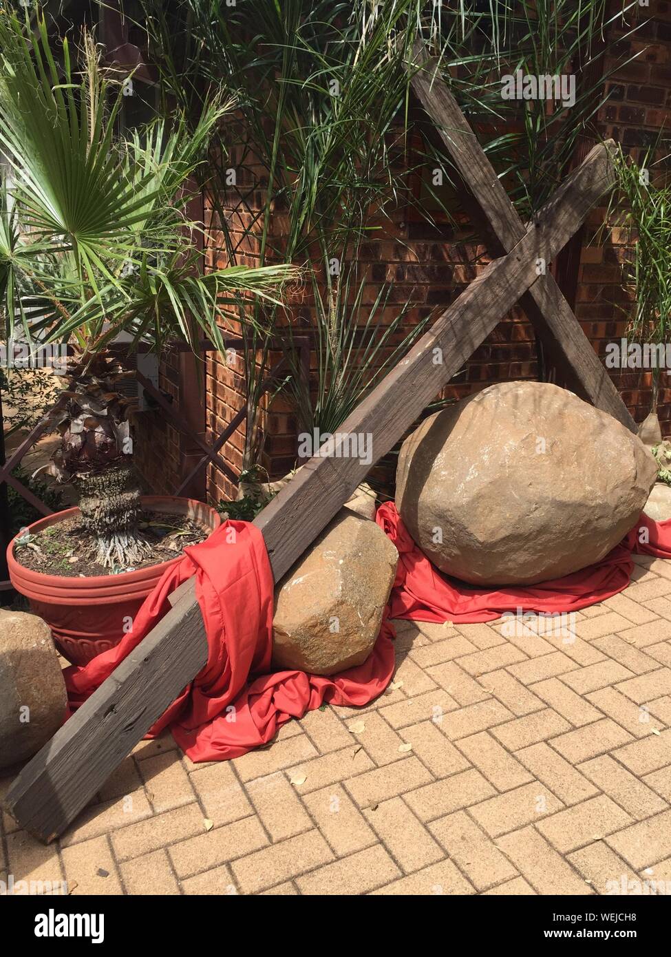 Yard cross hi-res stock photography and images - Alamy