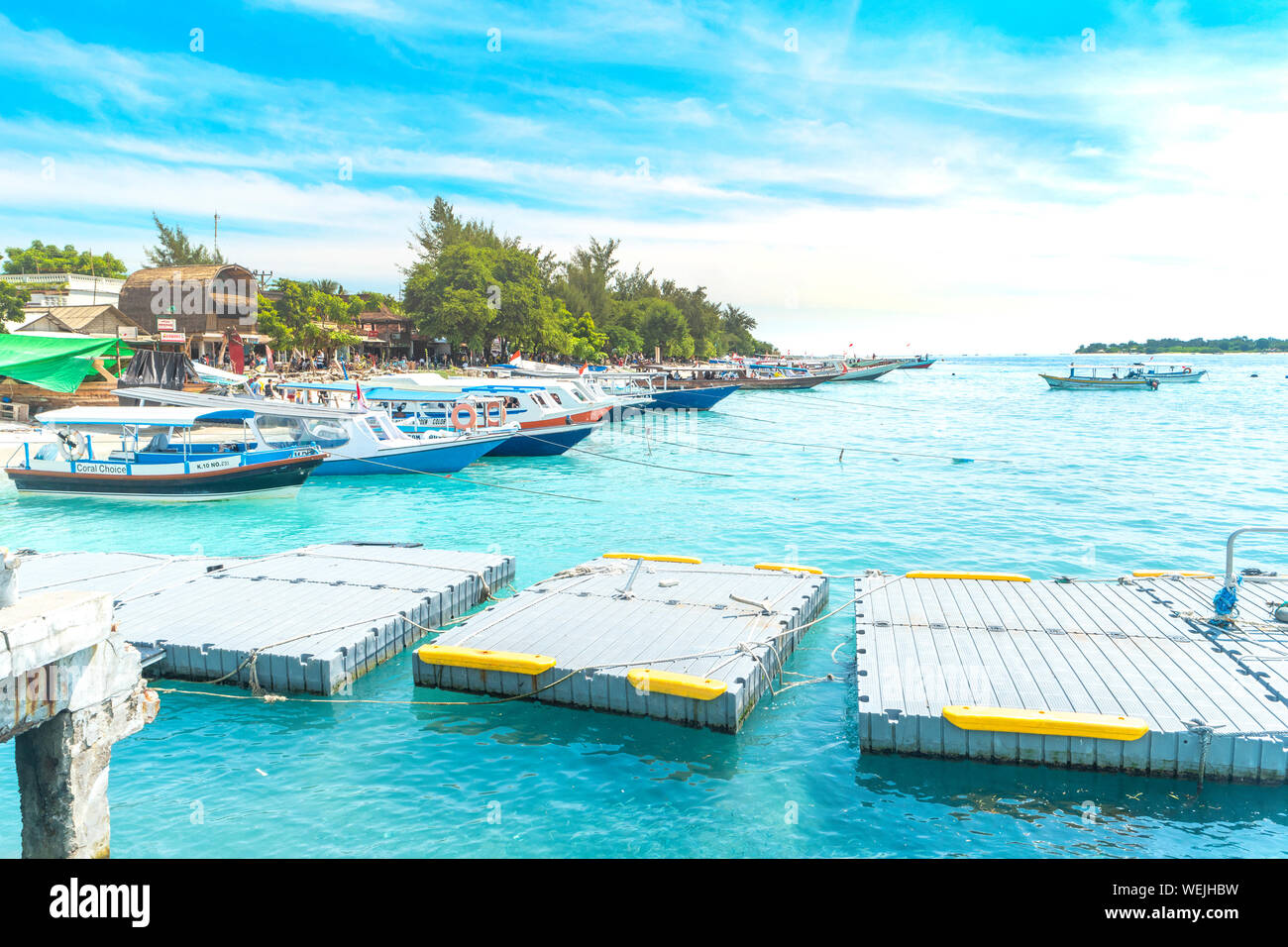 Islands floating on sea hi-res stock photography and images - Alamy