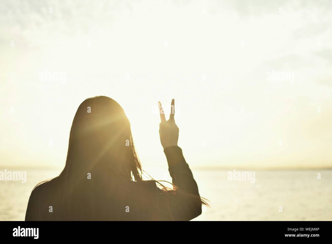 Woman peace sign hi-res stock photography and images - Alamy
