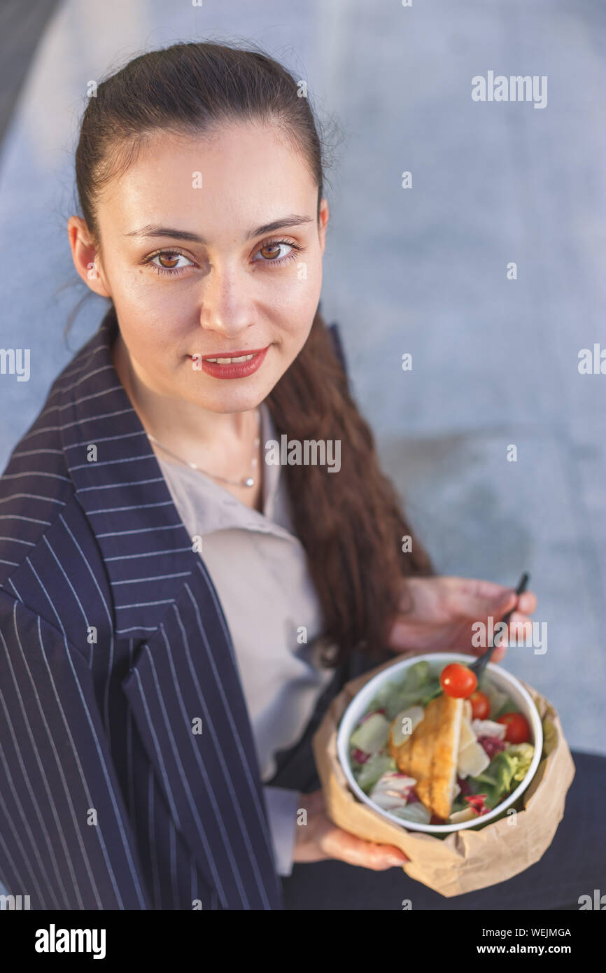 Office woman eating salad outdoor Stock Photo - Alamy