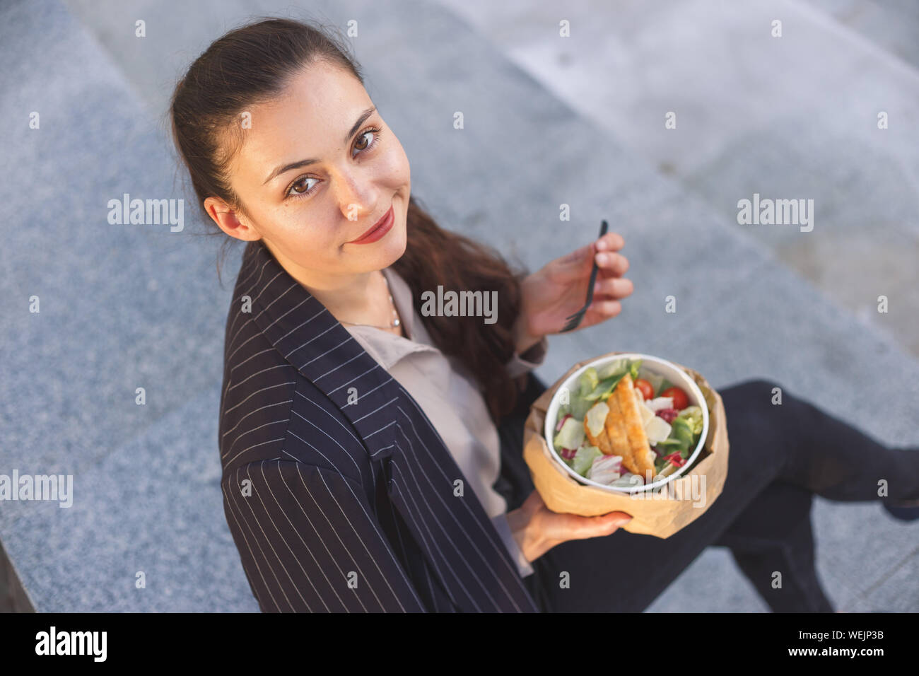 Women woman eating lunch in park hi-res stock photography and images ...