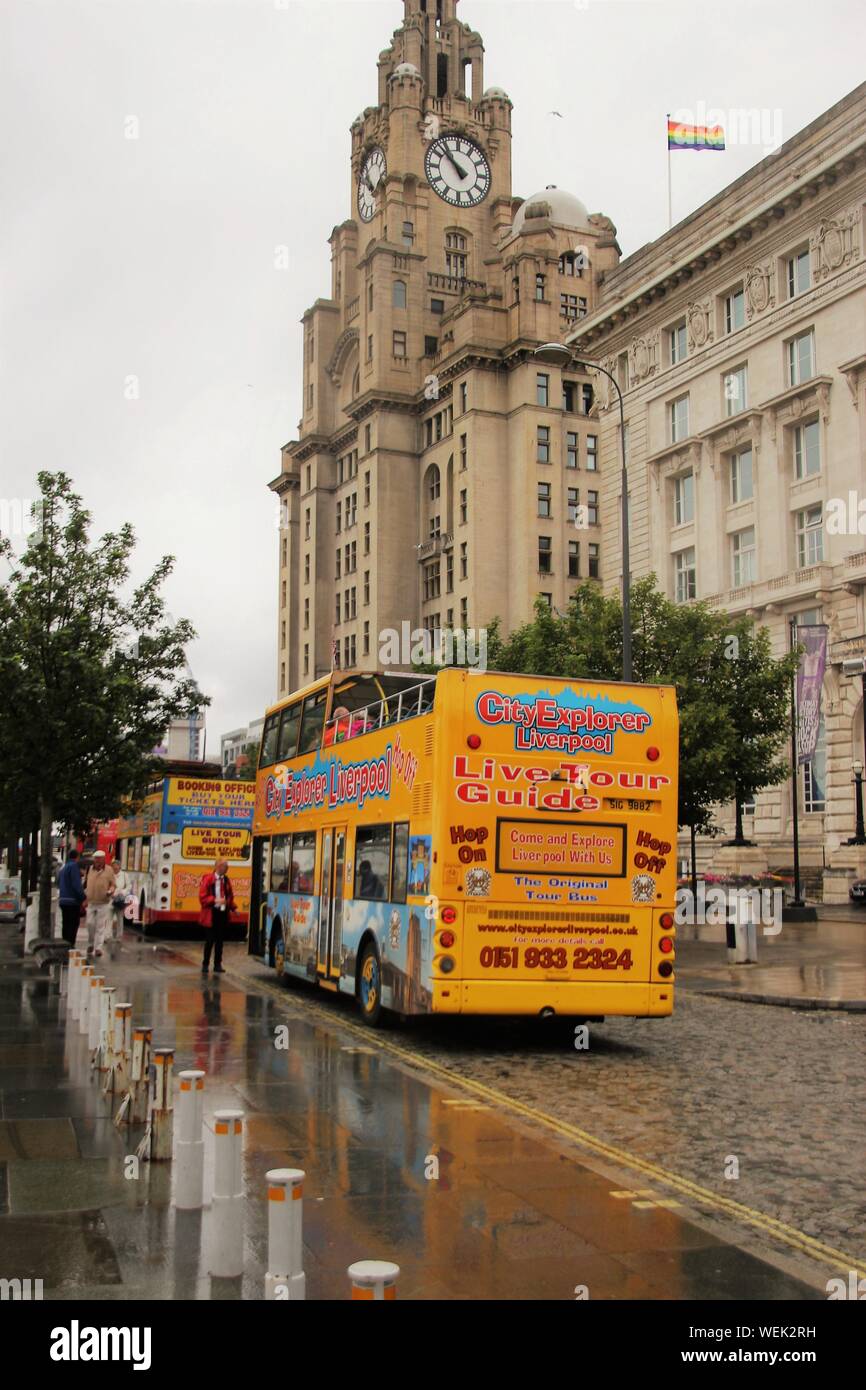 Tourist bus in front of the Royal Liver Building, Liverpool. On Pier ...