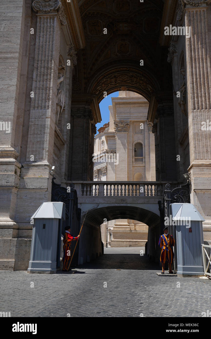 Vatican Swiss Guards standing sentry by St. Peter's Basilica (Basilica ...