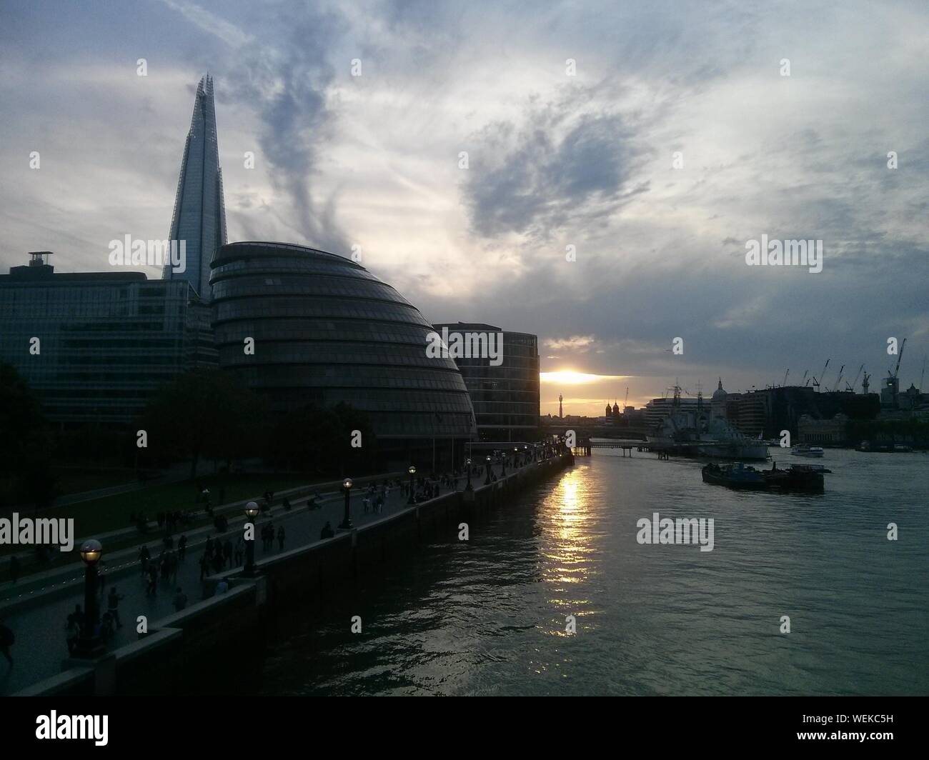 Buildings along the thames hi-res stock photography and images - Alamy