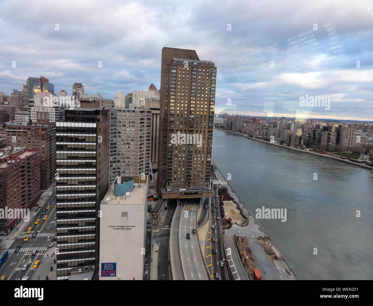 Skyline river hi-res stock photography and images - Alamy