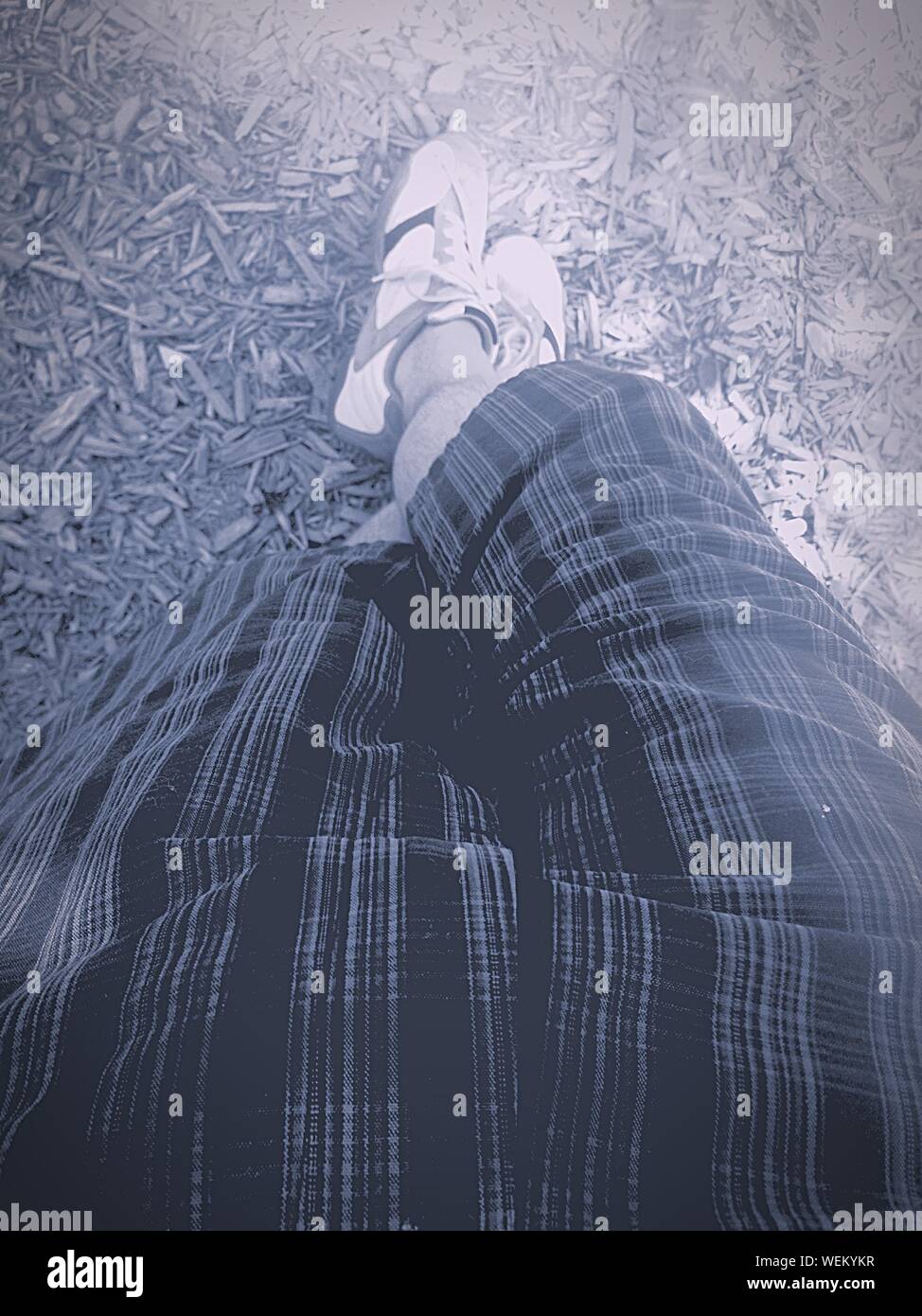 Crossed legs standing hi-res stock photography and images - Alamy