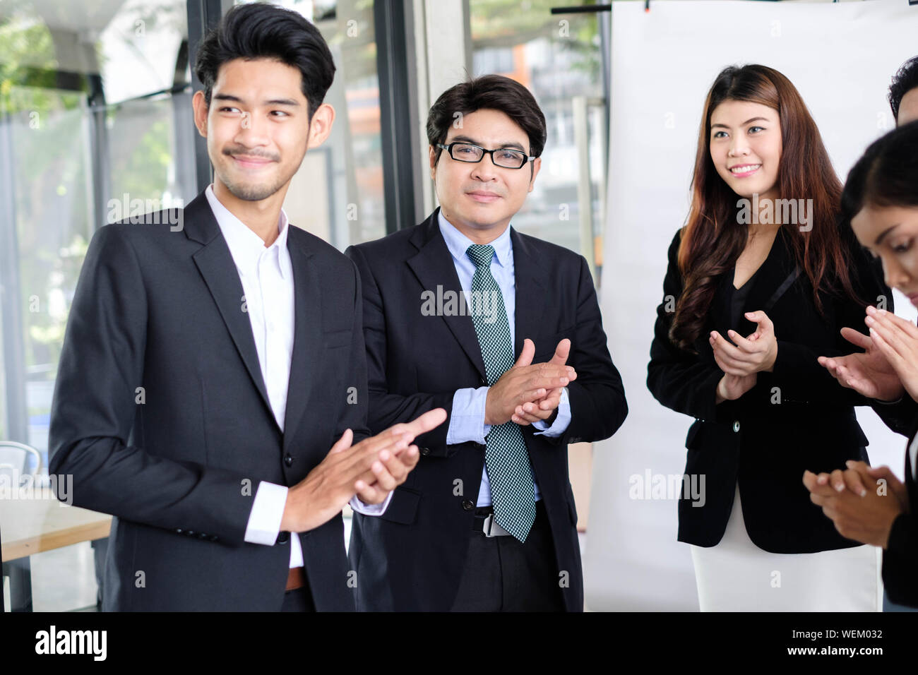 Office clapping hi-res stock photography and images - Alamy